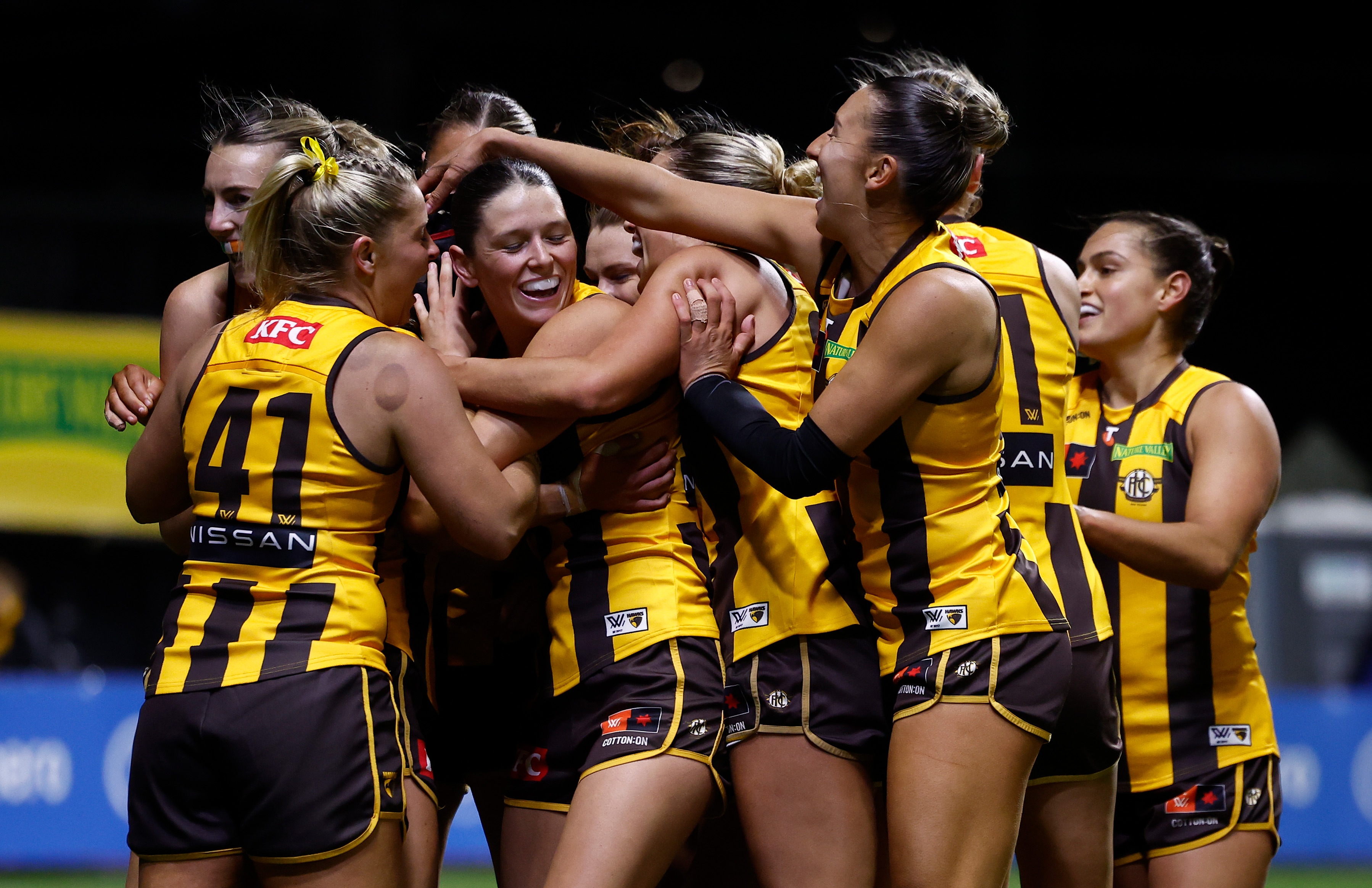 Hawks hold off Dockers for third straight win